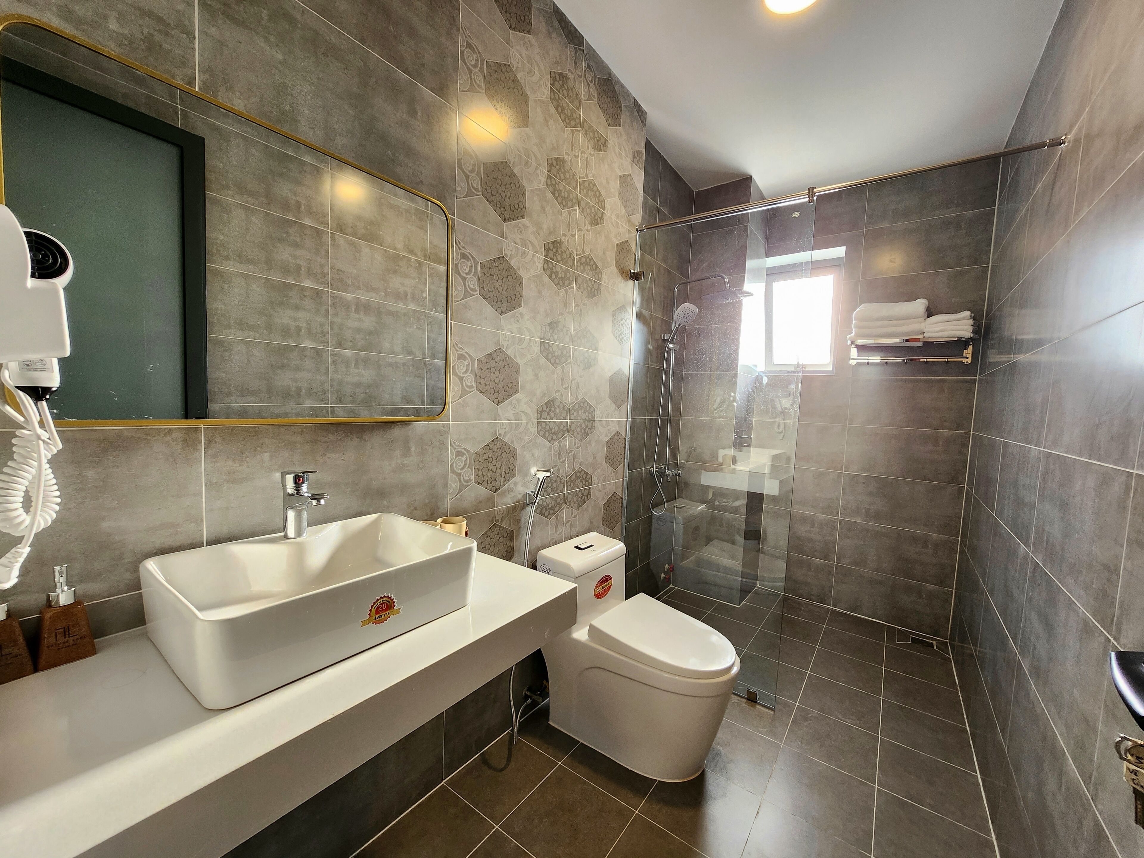 Apartamento Familiar | Casa de banho | Um polibã, um secador de cabelo, toalhas fornecidas, sabão 