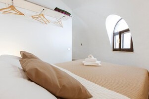 Bangalô standard | Edredons de pluma, quartos à prova de som, ferros/tábuas de passar roupa