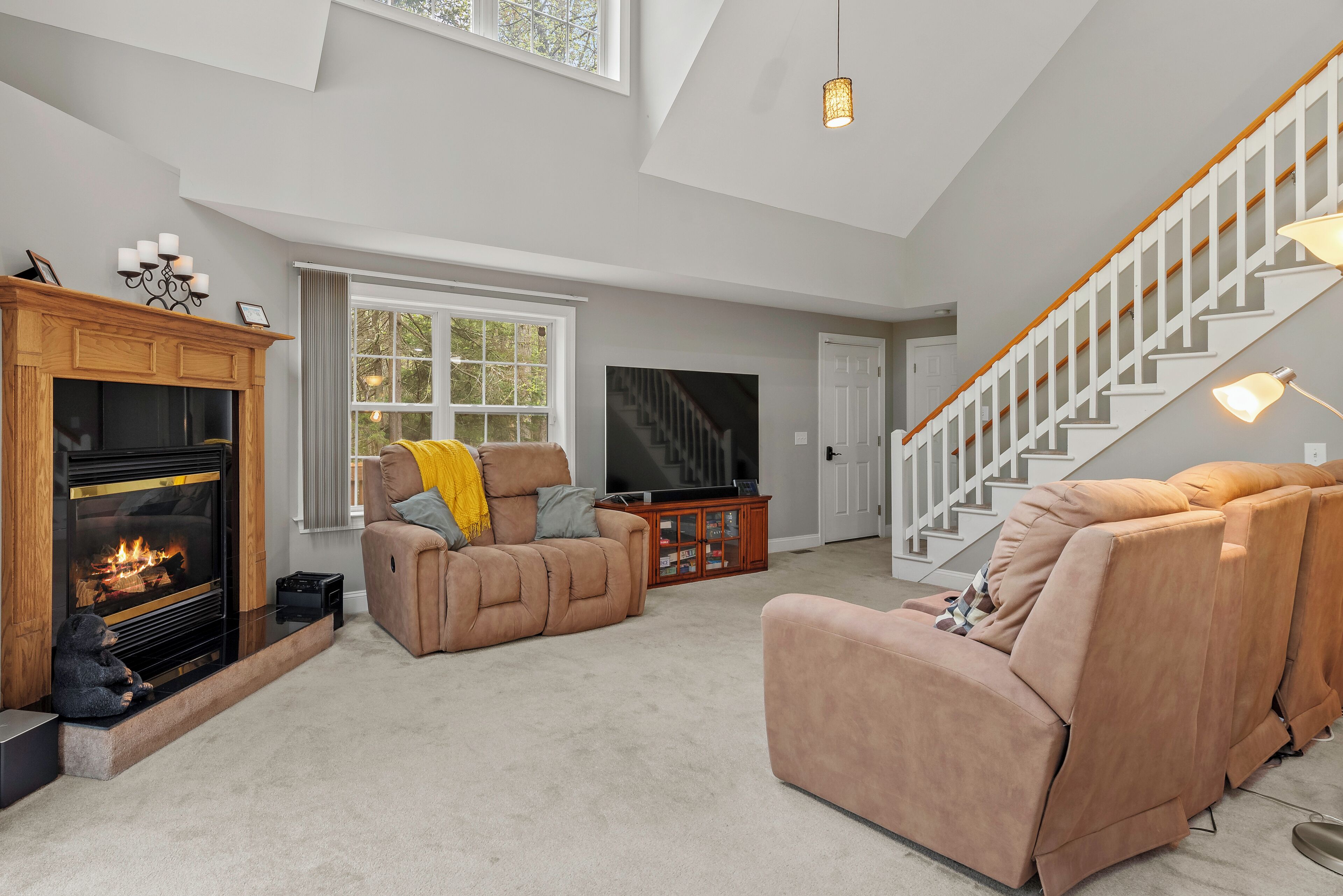 Chalet On Chalet By Avantstay | Bright Cabin W/ Deck & Fire Pit, Near Lake - Lake Harmony, PA