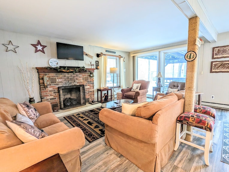 Harmony Cottage By Avantstay | Lake Access, Hot Tub, Fire Pit, & Game Room - Hickory Run State Park, White Haven