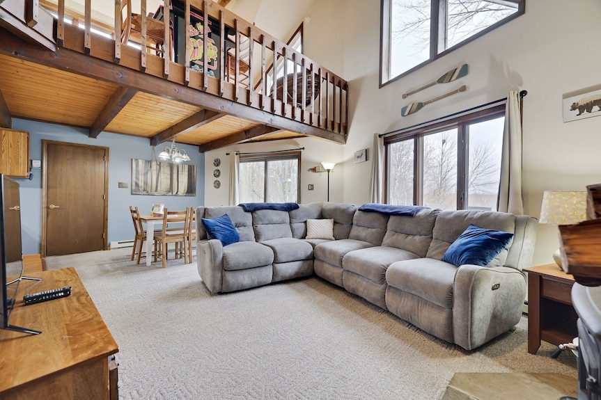 Chalet All Day | Avantstay | Lakeside, Firepit, Shared Pool - Arrowhead Lake, PA