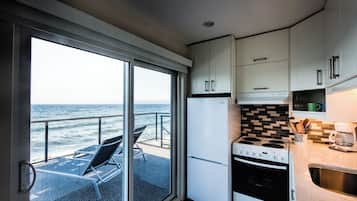 Suíte panorâmica, 2 quartos, vista para o oceano | Cozinha privada | Geladeira, micro-ondas, fogão, cooktop