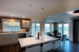 Suite Executiva, 2 quartos, vista para o oceano | Cozinha privada | Um frigorífico, um micro-ondas, um forno, uma placa de cozinha 