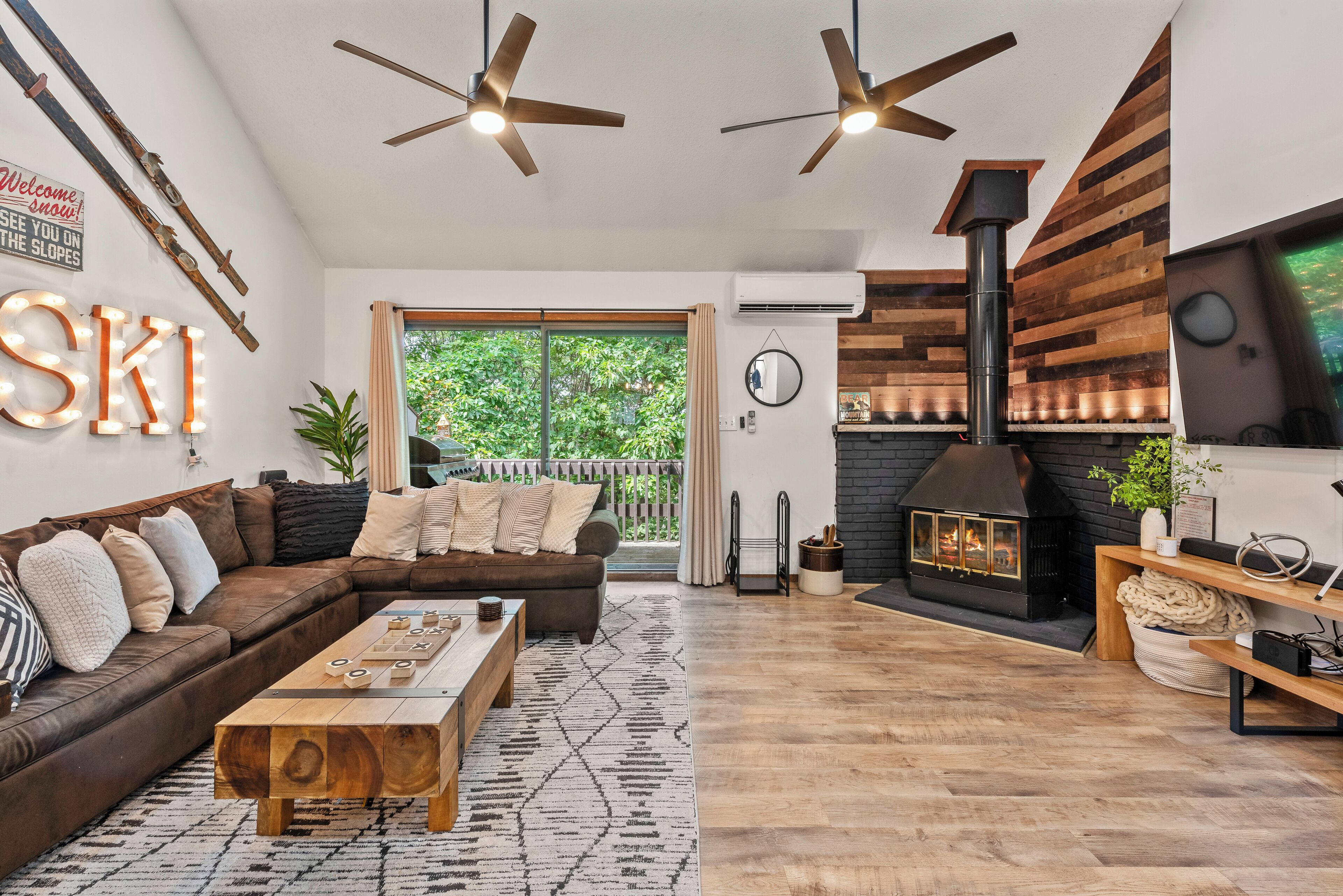 The Bear's Den By Avantstay | Prime Location, Renovated W/ Movie & Game Room - Deer Lake, Long Pond