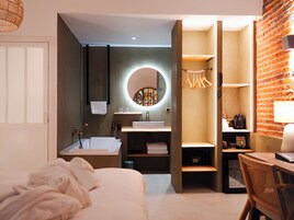 Quarto Duplo Signature, 1 quarto | Casa de banho | Artigos de higiene pessoal grátis, um secador de cabelo, roupões 