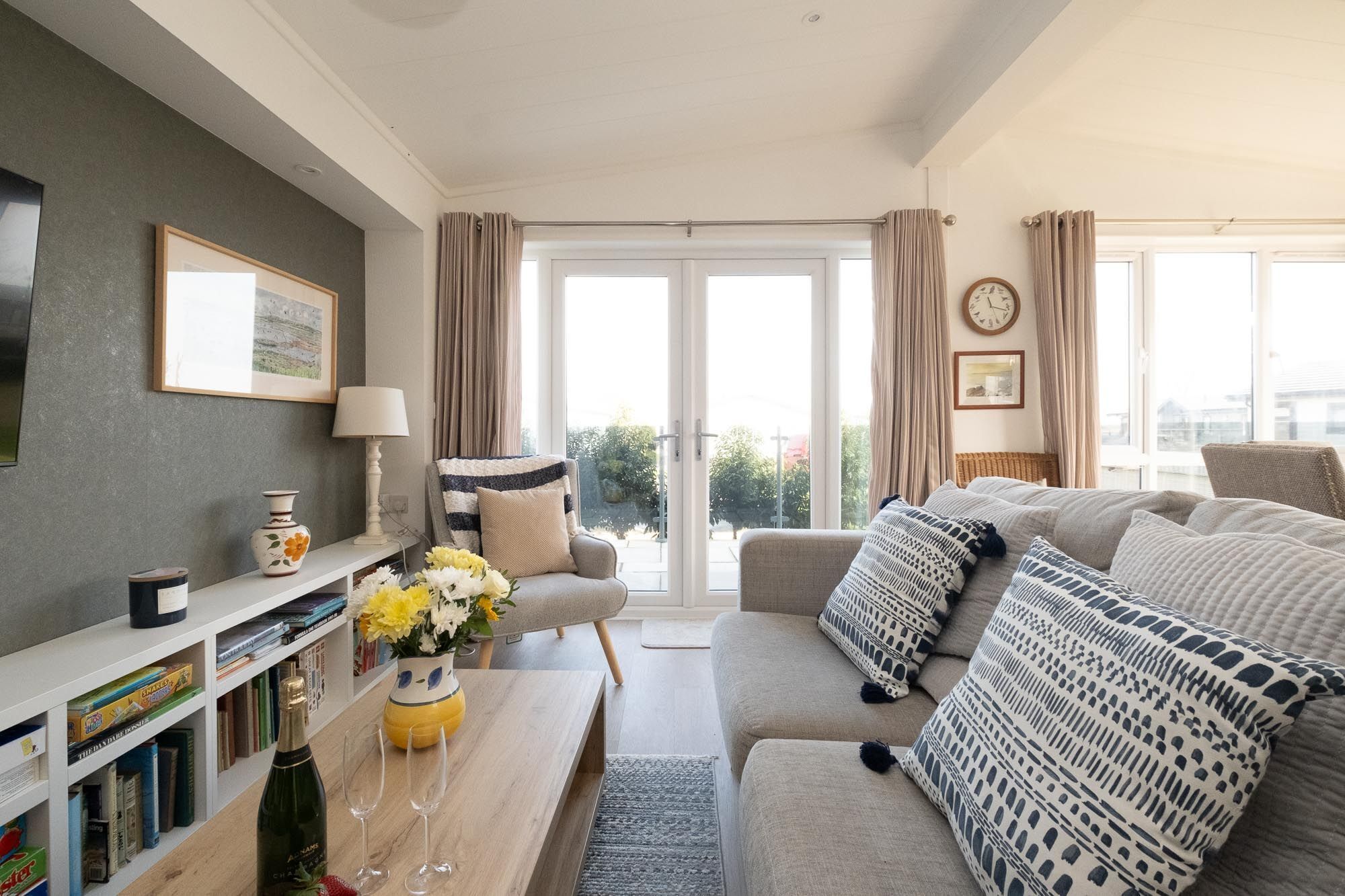 Pebbles  - Sleeps 6 Guests  In 3 Bedrooms - Aldeburgh Beach