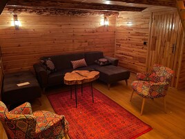 Bangalô luxo | Área de estar | TV de tela plana, lareira