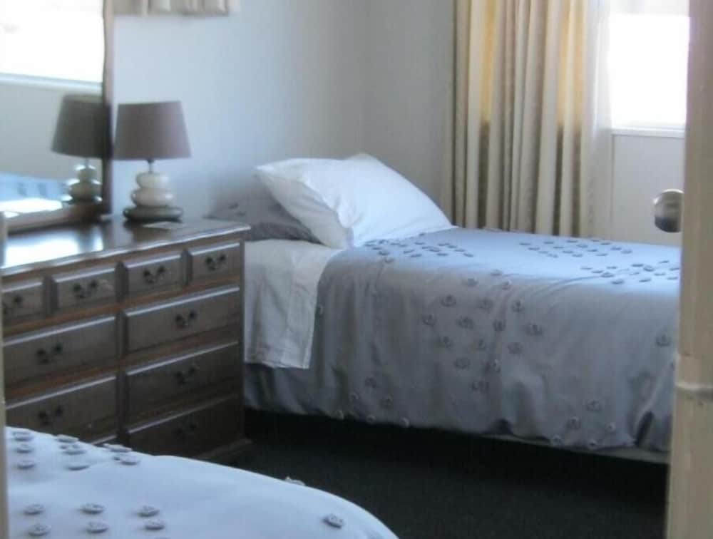 Waterfront 3 -Bedroom Bungalow Opposite The South Bay Marina And Public Slipway - Kaikōura