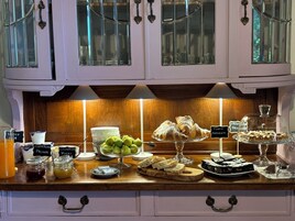Café da manhã com buffet grátis todos os dias