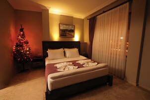 Suíte com design assinado | Lençóis italianos Frette, roupas de cama premium, frigobar