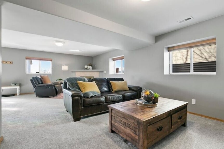 The Dwelling Place-\nspacious2brfireplacebig Tvprivate Lower Leveltwo Parks - 콜로라도스프링스