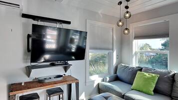 Casa, várias camas, acesso à piscina, vista para a piscina (Salty Dunes) | Sala de estar | Televisor de ecrã plano de 50 polegadas com canais digitais, lareira