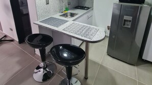 Suite | Cozinha privada | Uma cafeteira/bule, um frigorífico, um micro-ondas, uma torradeira 