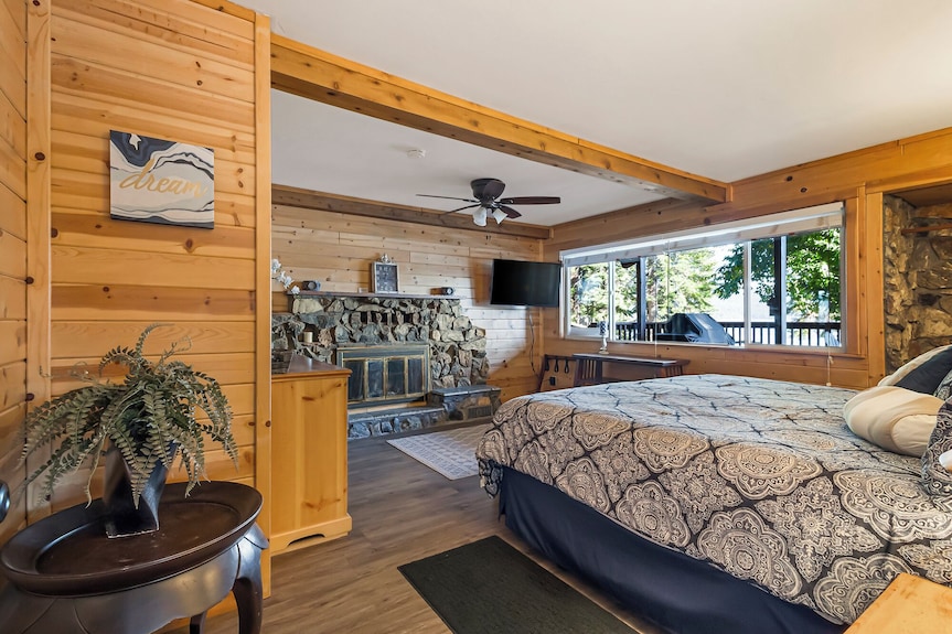Top-level Lake Almanor Getaway 11 ~ Lake Views - Greenville, CA