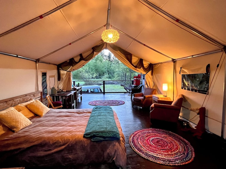 Luxury Safari Tent Adjacent To The Beach, Following A Nature Trail To The River - Colombie-Britannique
