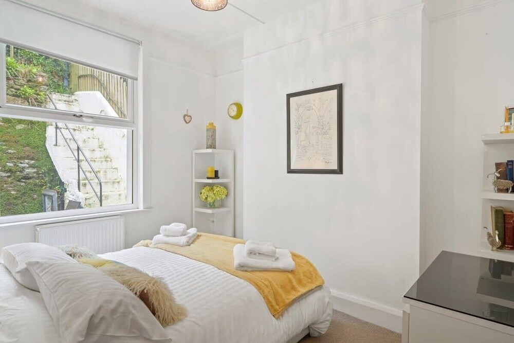 Cosy Home On The Waterfront, Private Parking - Looe