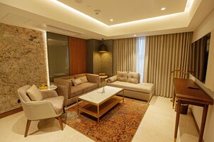 Suite Executiva, vista para a piscina | Sala de estar | Smart TV de 52 polegadas com canais via satélite, filmes pagos 