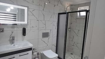 Quarto triplo luxo | Banheiro | Chuveiro, chuveiro com efeito de chuva, secador de cabelo, chinelos