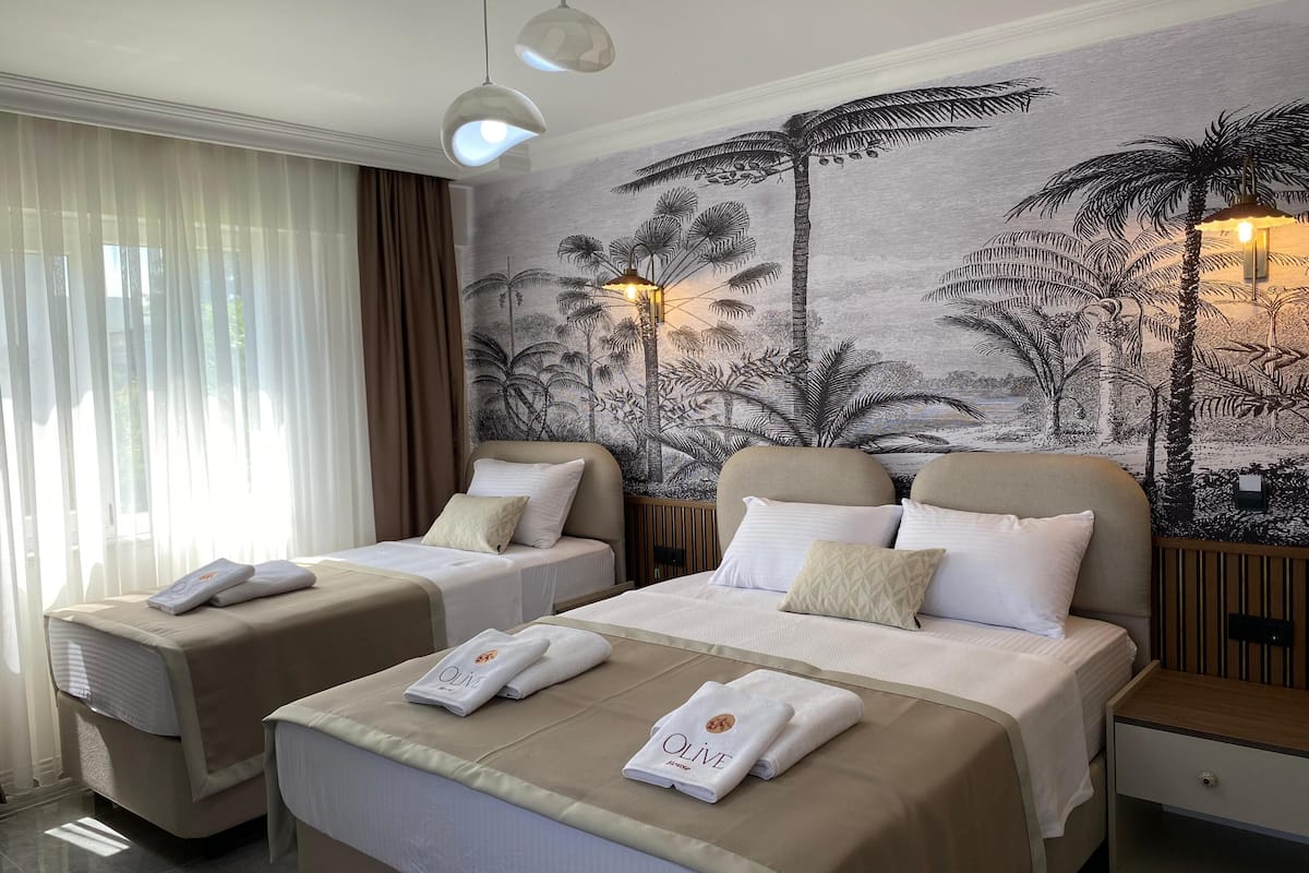Quarto Triplo Design | Roupa de alta qualidade, Wi-fi grátis, roupa de cama fornecida