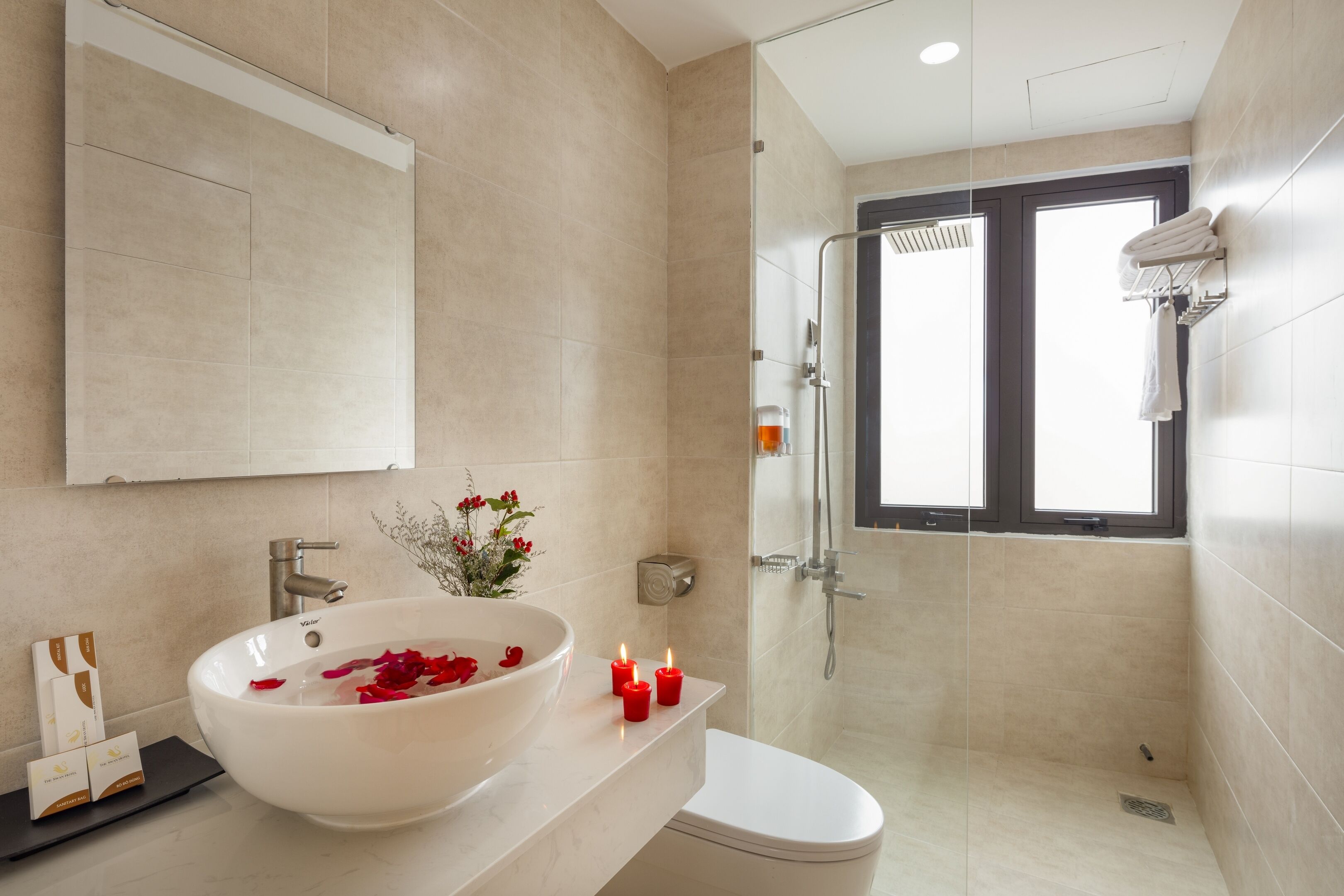 Quarto Triplo Deluxe, Vista para a cidade | Casa de banho | Um chuveiro fixo, produtos de higiene exclusivos, um secador de cabelo 