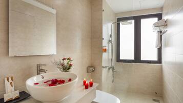 Quarto Triplo Deluxe, Vista para a cidade | Casa de banho | Um chuveiro fixo, produtos de higiene exclusivos, um secador de cabelo