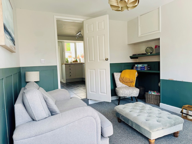 Beautiful, Renovated 1 Bedroom Cottage, With Private Yard. Great Location. - Leicester