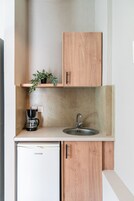 Quarto Standard, varanda, vista para o jardim | Cozinha privada | Minifrigorífico, uma cafeteira/bule, uma chaleira elétrica 