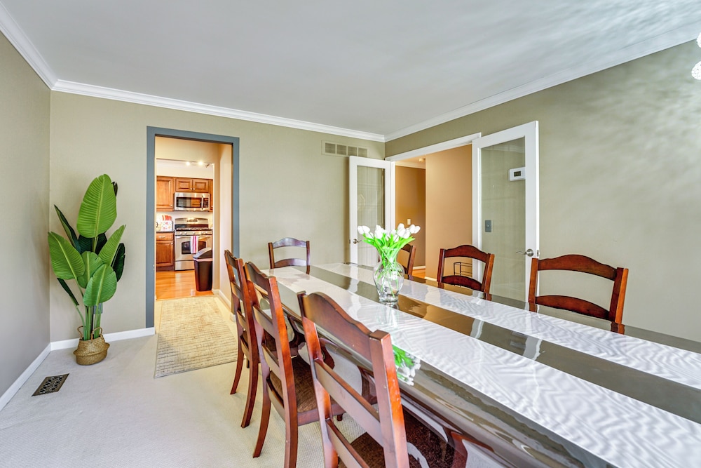 Sterling Heights Getaway W/ Fire Pit! - Warren, MI