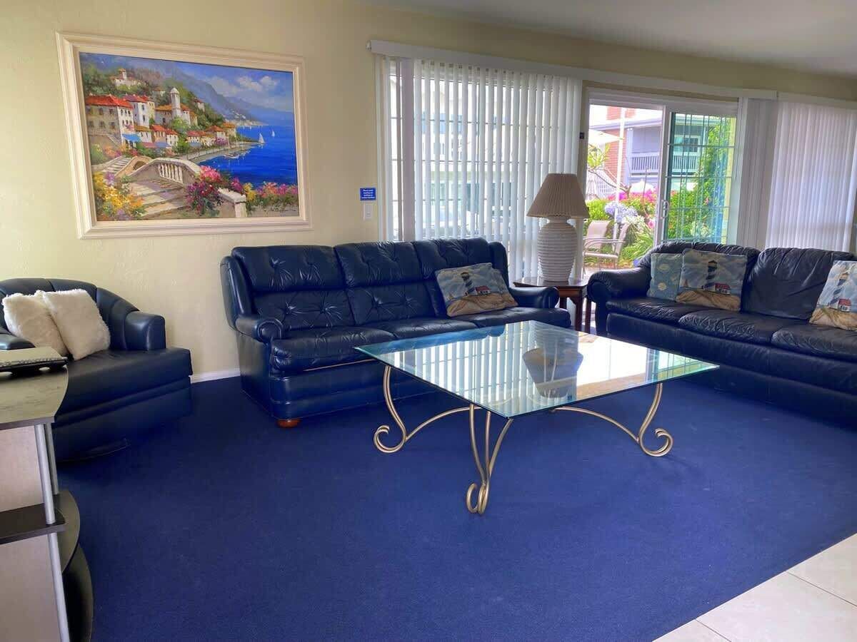 Spacious Patio W/ Refreshing Ocean Breezes - Huntington Beach, CA