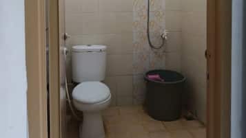 Quarto Duplo Standard | Casa de banho | Um polibã, toalhas fornecidas, sabão
