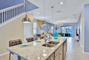 Um frigorífico/congelador grande, um micro-ondas, um forno