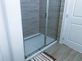 Quarto Deluxe | Casa de banho | Artigos de higiene pessoal grátis, toalhas fornecidas, sabão, champô