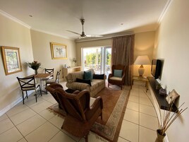 Apartamento clássico, 2 quartos, para não fumantes | Área de estar | TV LED 42 polegadas com canais digitais