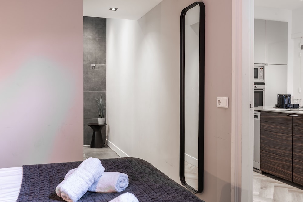This Ground Floor Apartment Features 65m2 Of Space With A Herringbone Floor. - Tilburg