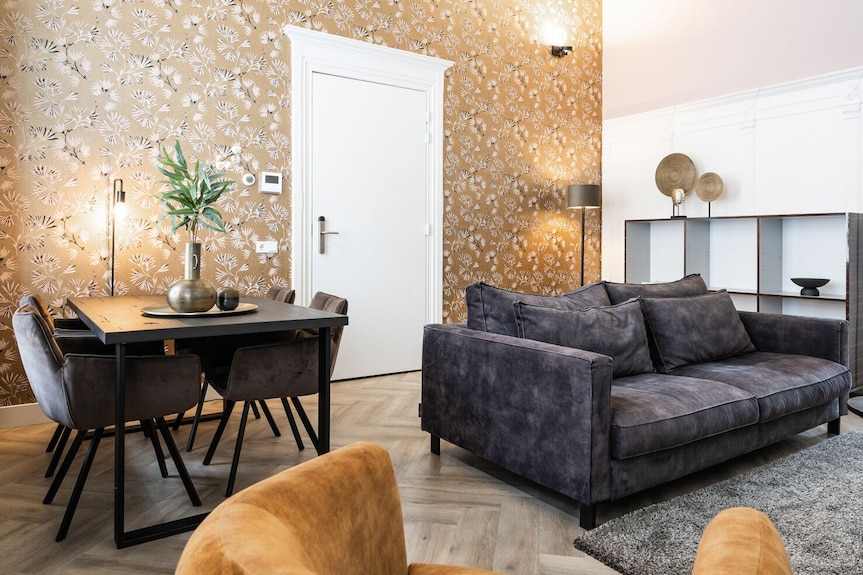 Dit Appartement Op De Begane Grond Biedt 65m2 Aan Ruimte Met Een Visgraatvloer. - Tilburg