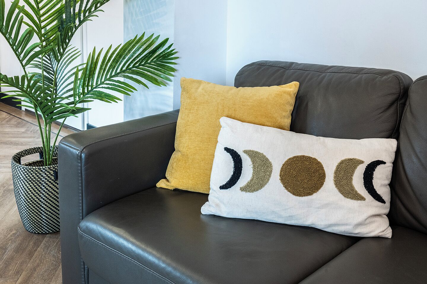 Moderne Studio Met Eigen Keuken, Badkamer En Twee Balkons, Gelegen In Een Historisch Pand Uit 1931. - Oisterwijk