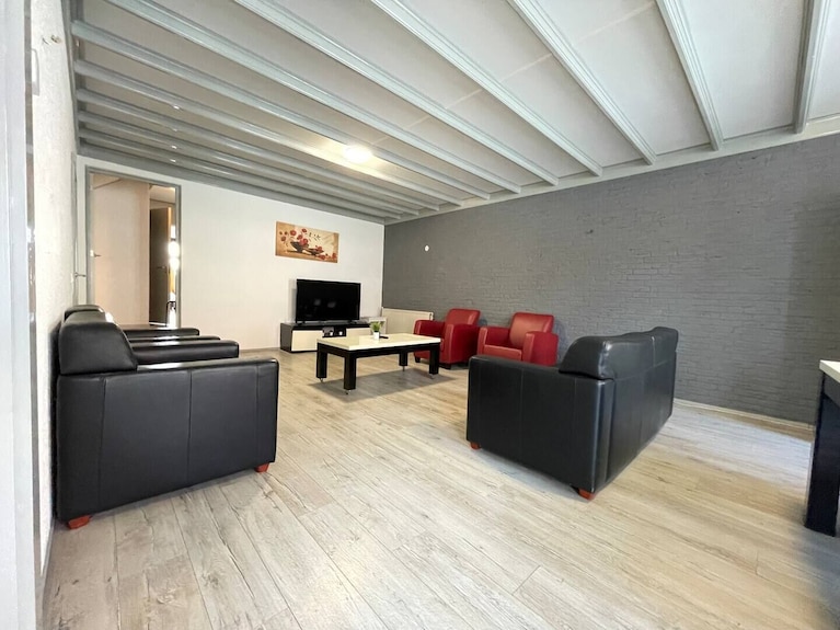 The Spacious Living Area And Three Bedrooms Provide Ample Space For Your Group. - Dordrecht