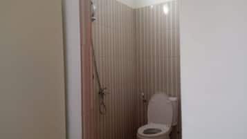 Quarto Duplo Standard | Casa de banho | Um polibã, toalhas fornecidas, sabão