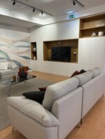 Um frigorífico no espaço comum, um micro-ondas no espaço comum