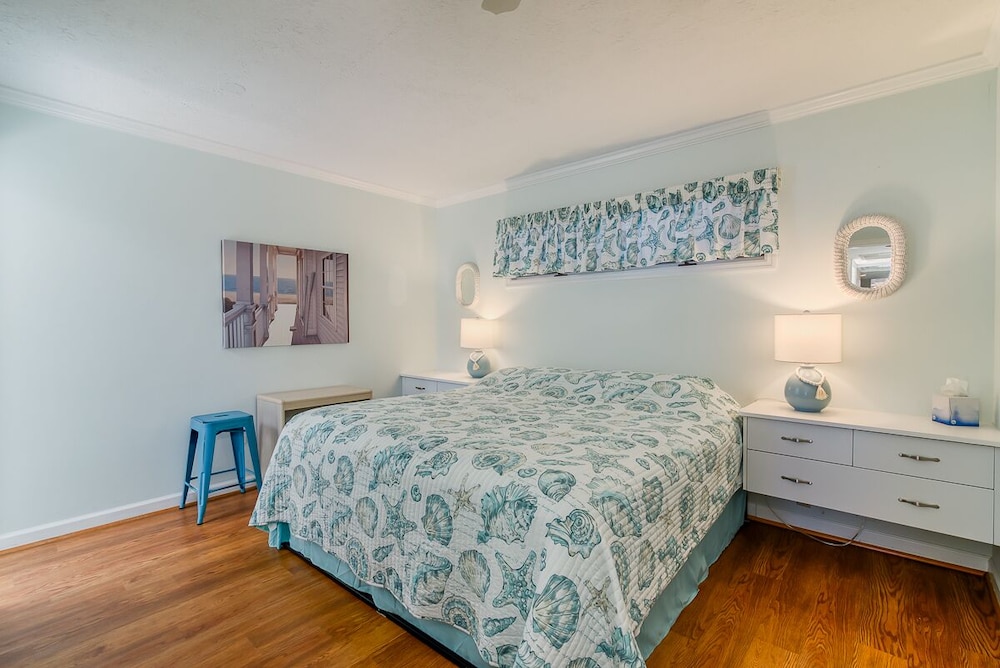 Oceanfront condo with great views & community pool! - Duck | Vrbo