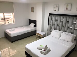 Quarto triplo standard | Escrivaninha, espaço de trabalho para notebook, Wi-Fi de cortesia