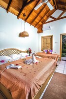 Quarto Duplo Comfort, vista para o jardim | Cofre no quarto, secretária