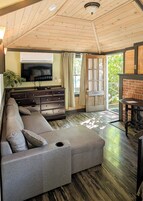 Cabana de Madeira Tradicional, 1 quarto, pátio (Pets Allowed) | Sala de estar | TV de ecrã plano 