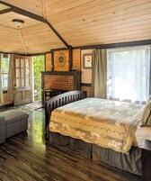 Cabana de Madeira Tradicional, 1 quarto, pátio (Pets Allowed) | Sala de estar | TV de ecrã plano 