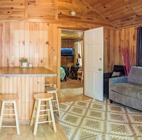 Cabana, 1 quarto, varanda (Pets Not Allowed) | Área de estar | TV de tela plana