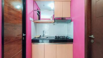 Apartamento | Cozinha privada | Um frigorífico, uma placa de cozinha, uma panela elétrica de arroz