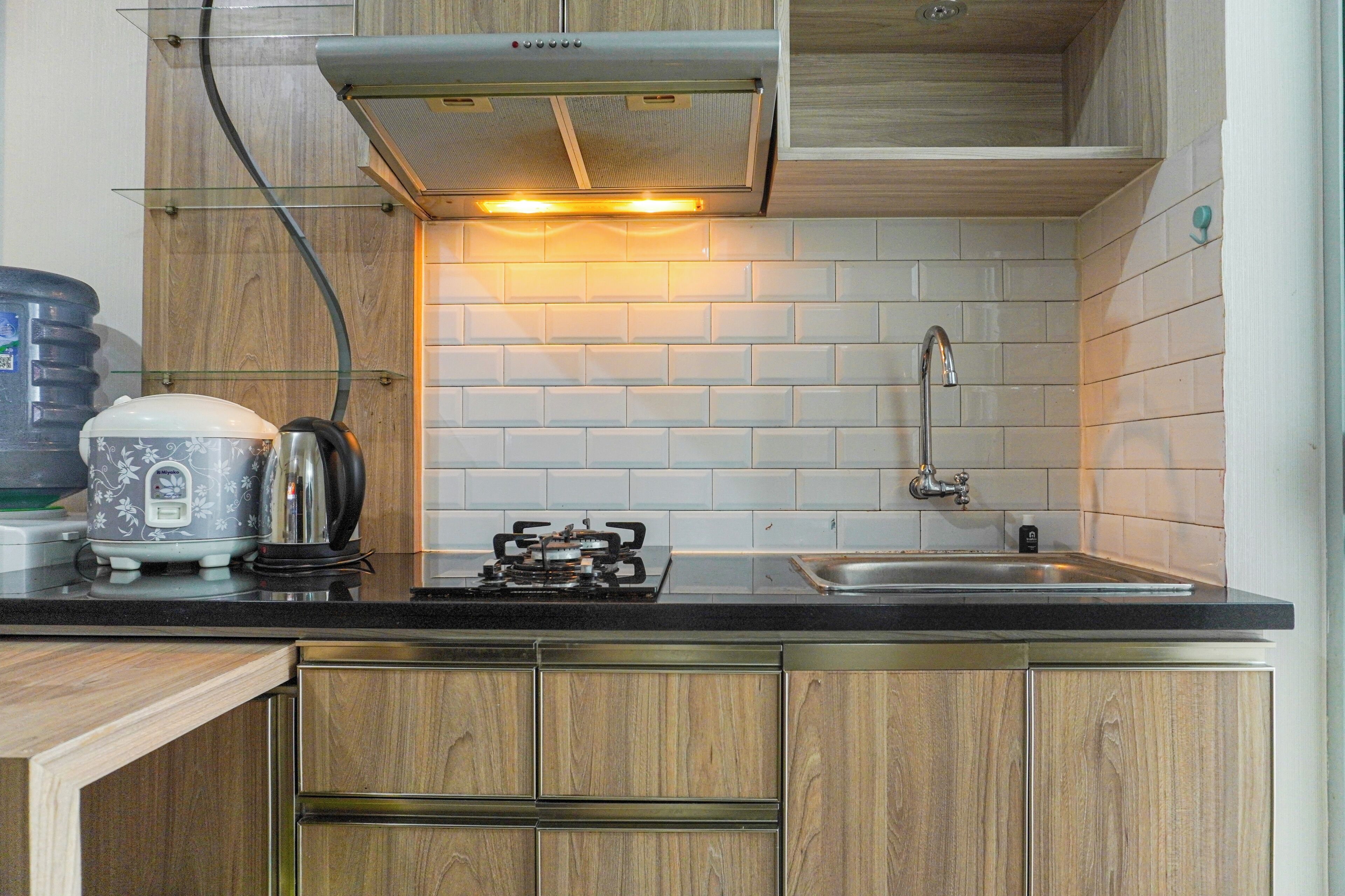 Apartamento | Cozinha privada | Um frigorífico, uma placa de cozinha, uma panela elétrica de arroz 