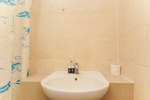 Apartamento | Casa de banho | Um polibã, artigos de higiene pessoal grátis, toalhas fornecidas, sabão