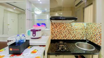 Apartamento | Cozinha privada | Um frigorífico, uma placa de cozinha, uma panela elétrica de arroz