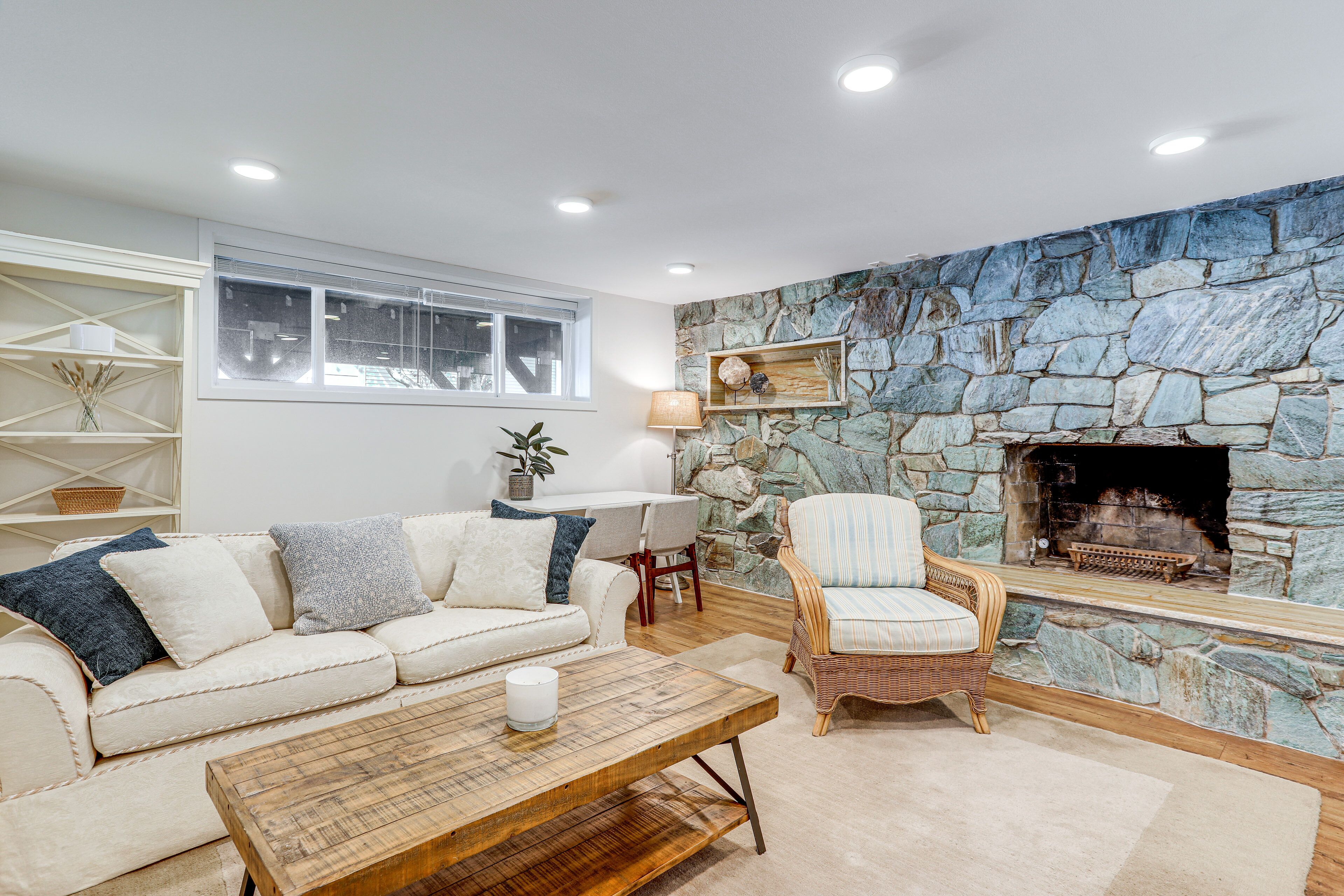 Commuter-friendly Seattle Apartment! Dogs Welcome - Edmonds, WA